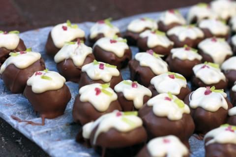 Christmas pudding truffles - Scrummy Lane
