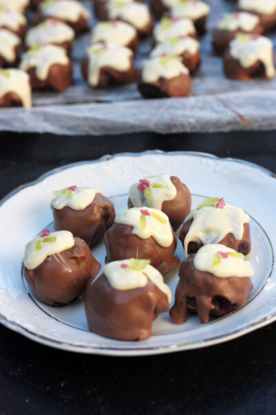 Christmas pudding truffles - Scrummy Lane