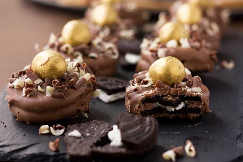 Chocolate-dipped Oreos - Scrummy Lane