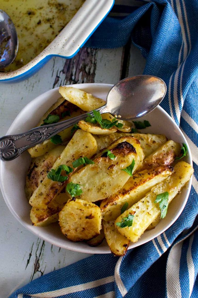 The best Greek potatoes (with a video) - Scrummy Lane
